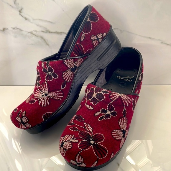 Dansko | Shoes | Dansko Sanita Burgundy Floral Daisy Tapestry Clogs ...